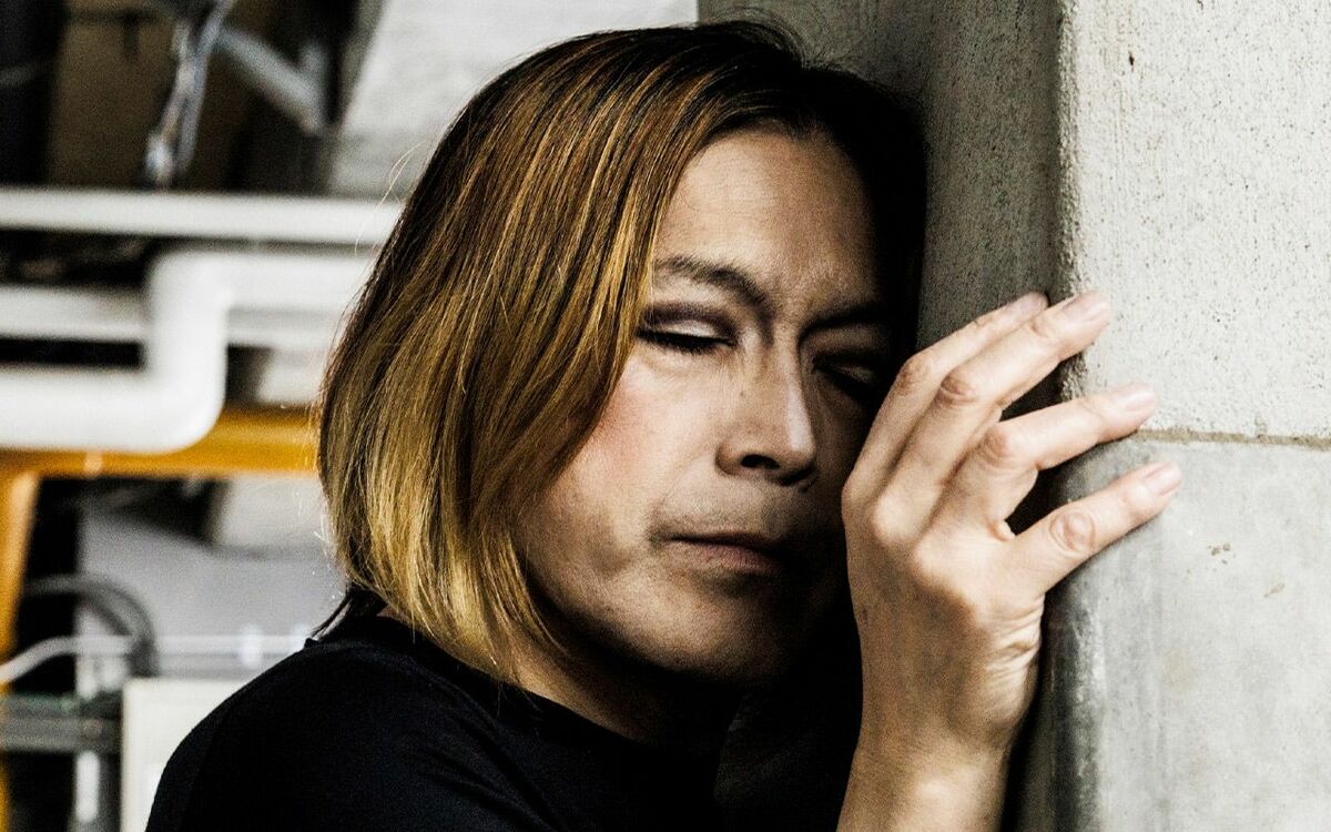 「跡取り息子なのに、お前は変態やッ！」と両親にブチ切れられ…ROLLY（61）が明かす“女装”に目覚めたきっかけと「家族との関係」 | 文春オンライン