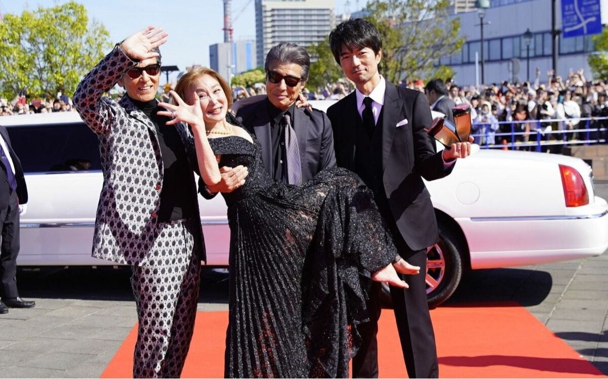 [写真](3ページ目)主演デビュー作で大胆なヌード、56歳で黒水着…浅野温子63歳「41年目の結婚生活」が“あぶなくない”ワケ「NHKの息子は“第2の堀尾正明”」 | 文春オンライン