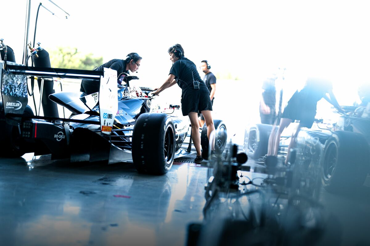 [写真](16ページ目)「女の子だから遅くてもしょうがないよね」F3史上初となる女性チャンピオンに輝いたJuju（17）が語るモータースポーツ業界の“壁”とは | 文春オンライン