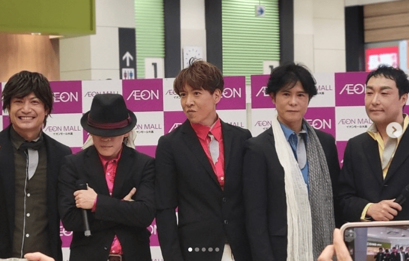 [写真](20ページ目)「70歳になっても、俺はキムタクだって言い張る」SMAP公開謝罪→解散後も“キムタクものまね”を続ける“木村拓哉そっくり”芸人の生き様 | 文春オンライン