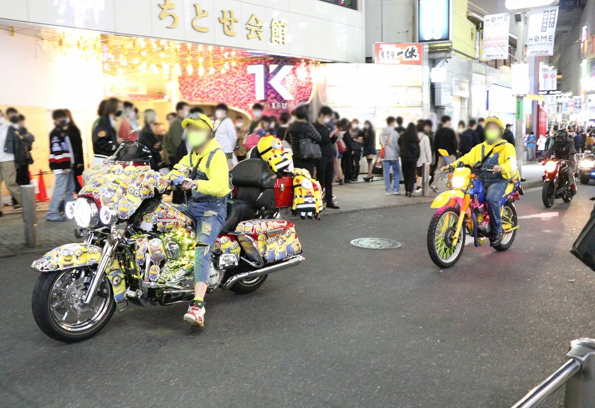 [写真](258ページ目)《渋谷ハロウィーン2025》「文句を言いたい人がいるのもよくわかります」「でも、そんなこと言ってたら出会えません！」大雨もなんのその…ドシャ降りの歓楽街に集った若者が ...