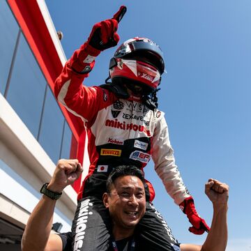 [写真](26ページ目)「レース展開は絶望的だった」17歳の女性チャンピオン・Jujuが総勢6名の弱小チームと挑んだ“F1の登竜門”で奇跡の大逆転を起こせたワケ | 文春オンライン