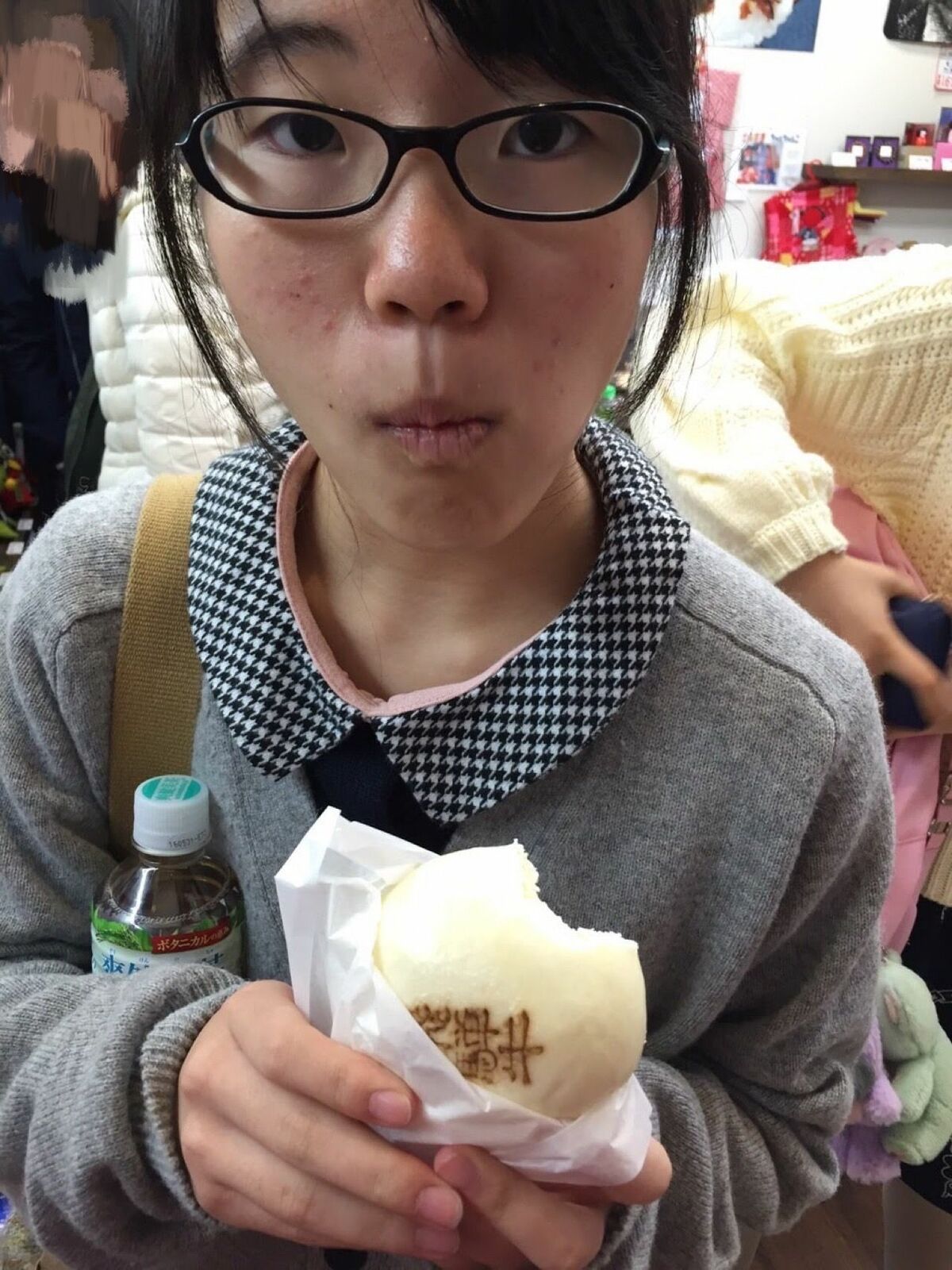 [写真](6ページ目)クラスのいじられキャラだった“オタク女子”が「超かわいい女性」に大変身…“劇的イメチェン”に成功した24歳インフル ...