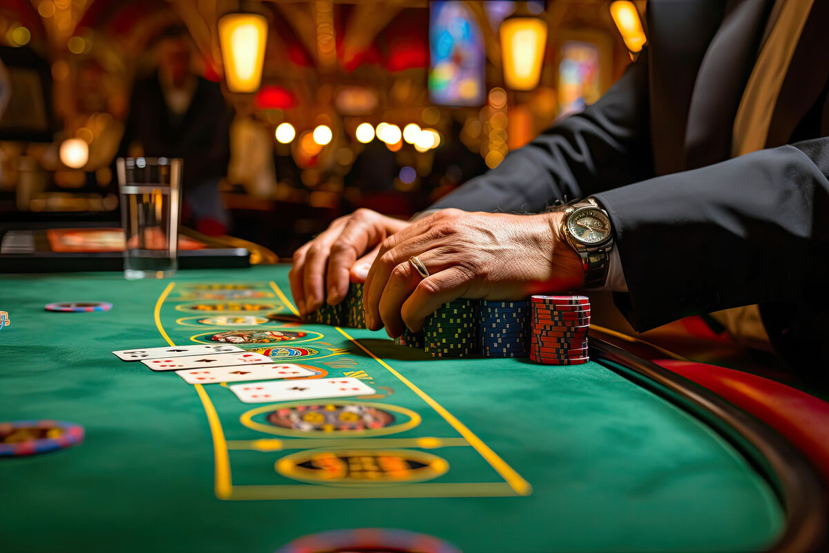 [写真]莫大な金がスッと入ってくる…沖縄ヤクザの元組長が明かした意外な“シノギの稼ぎ方” | 文春オンライン