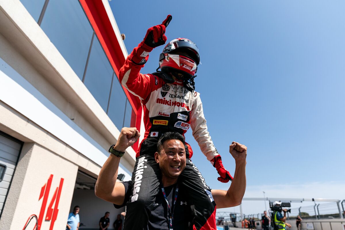 [写真](13ページ目)「女の子だから遅くてもしょうがないよね」F3史上初となる女性チャンピオンに輝いたJuju（17）が語るモータースポーツ業界の“壁”とは | 文春オンライン