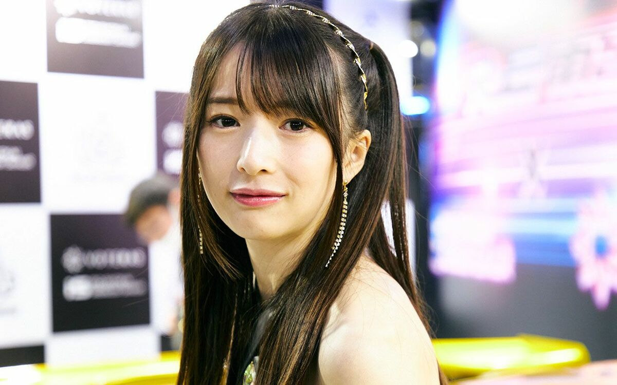 「毎朝同じ時間に起きる生活がしんどくて」OLからタレントへ転身した彼女が語る、芸能活動の“抜け出せない魅力” | 文春オンライン