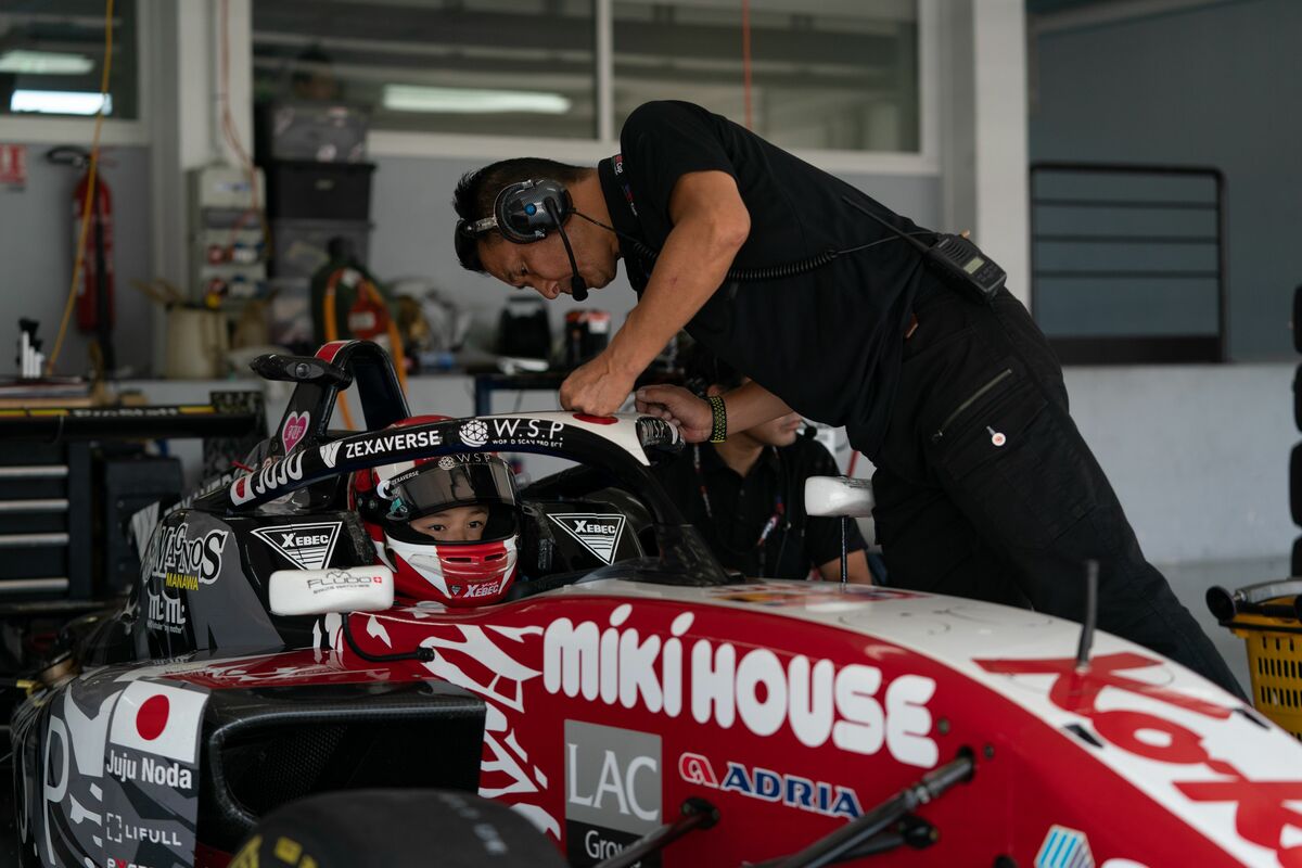 [写真](4ページ目)「レース展開は絶望的だった」17歳の女性チャンピオン・Jujuが総勢6名の弱小チームと挑んだ“F1の登竜門”で奇跡の大逆転を起こせたワケ | 文春オンライン