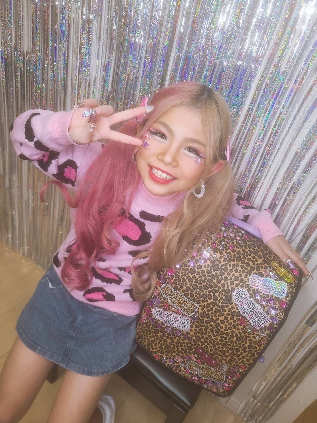 [写真](12ページ目)「髪を染めて、ランドセルはヒョウ柄にデコりました」ピンク髪の小学生ギャル（9）が語る、“美意識”と毎月の美容代 ...