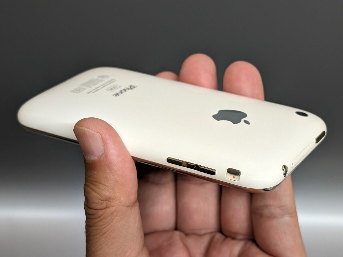 [写真](3ページ目)iPhone 3GS 15周年：2009年の名機と最新iPhone 15 Proを比較レビュー | 文春オンライン
