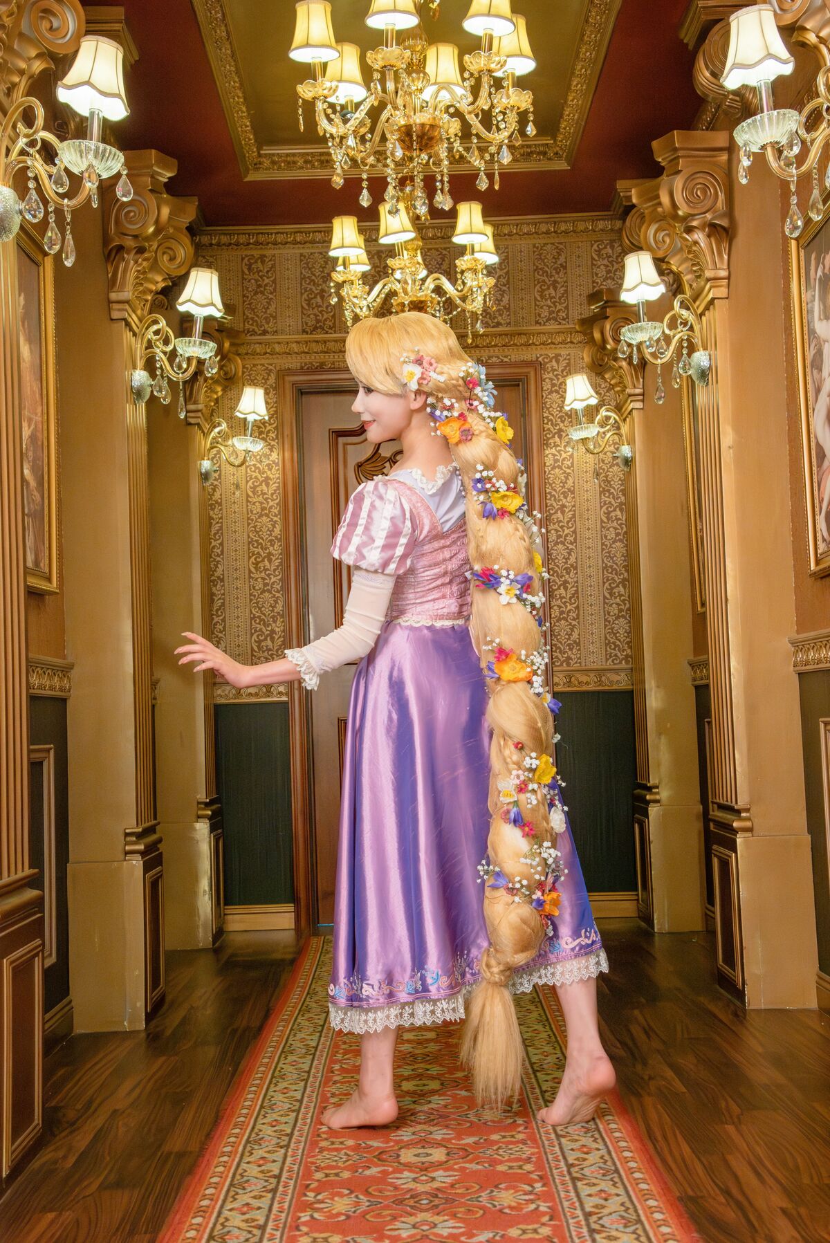 [写真](13ページ目)容姿にコンプレックスのあった女性→白髪のおじさんに大変身…20代の“普通の会社員”はなぜ“おじさんの仮装”を始めたのか ...