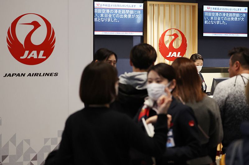 [写真](3ページ目)「ドアを開けなかったのはすごい」JAL機“奇跡の脱出”を可能にしたCAの対応とは？《379人全員生還》 | 文春オンライン