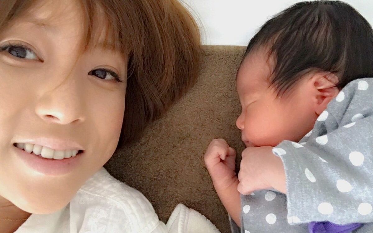 「4人目が一番キツかった。高齢育児も…」44歳で第4子を出産したhitomi（46）が語る“3回の結婚とステップファミリー” | 文春オンライン