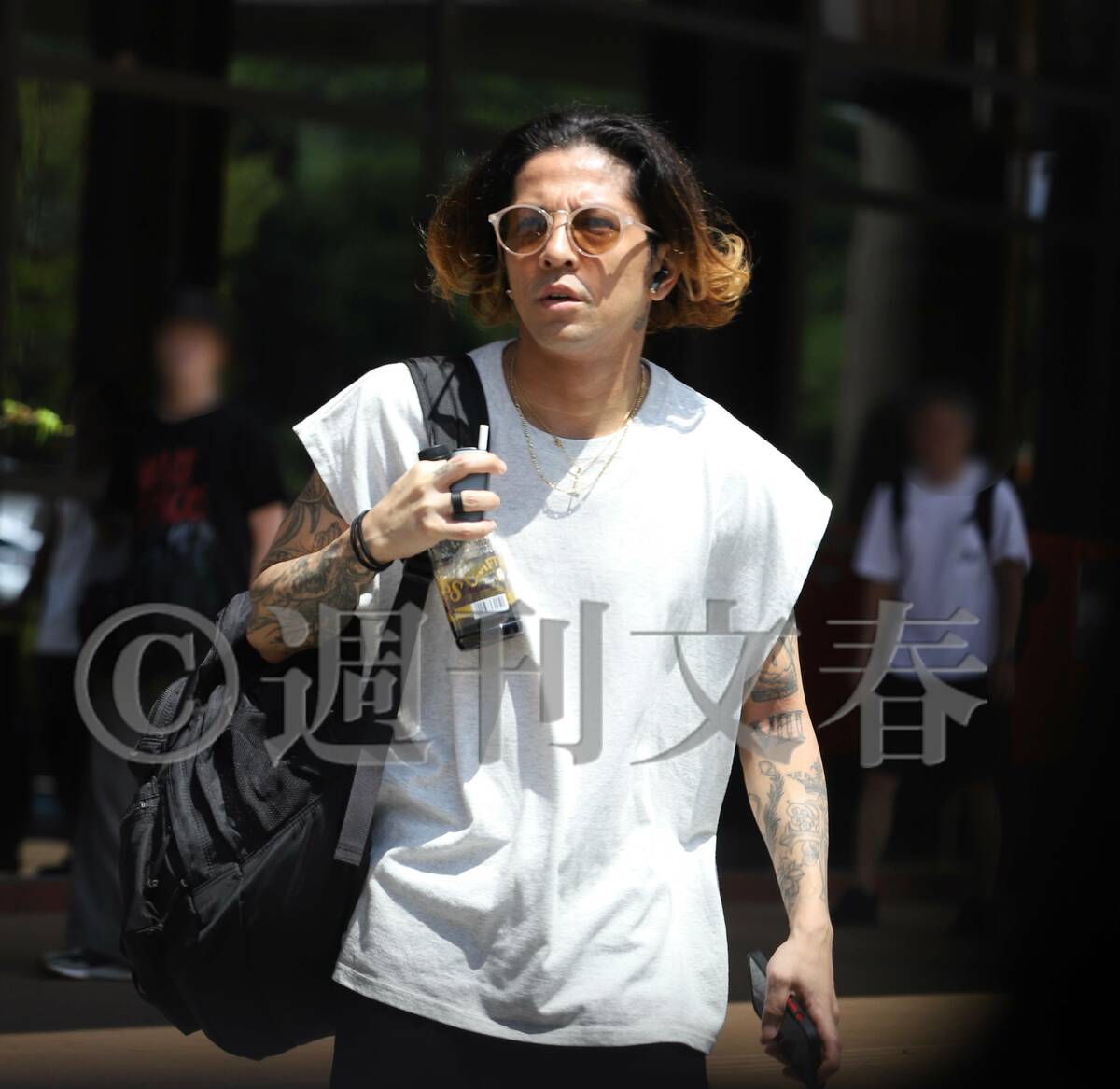 [写真](38ページ目)「MEGUMIと住んだ家に不倫相手を招き入れ…」“Dragon Ash”降谷建志（44）妻を裏切った決定的瞬間「白ポルシェの助手席にはMEGUMIの代わりに…」《衝撃 ...