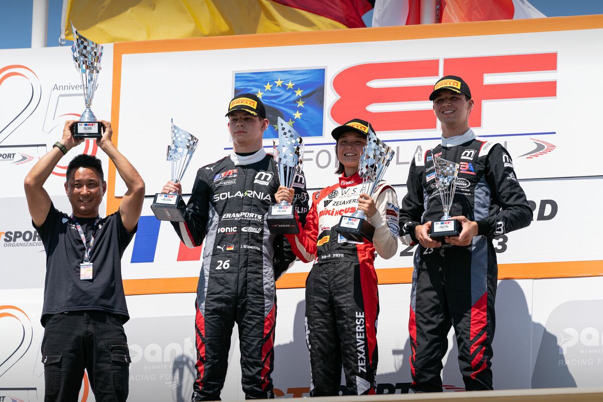 [写真](15ページ目)「女の子だから遅くてもしょうがないよね」F3史上初となる女性チャンピオンに輝いたJuju（17）が語るモータースポーツ業界の“壁”とは | 文春オンライン