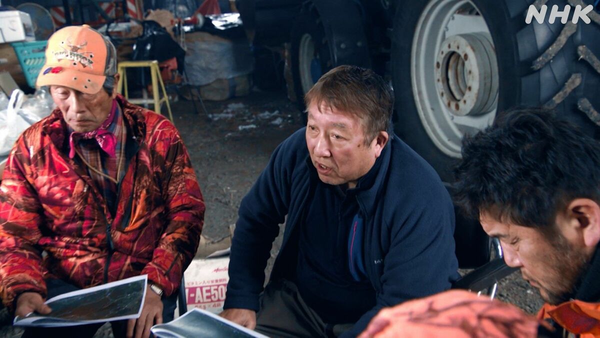 [写真](4ページ目)「デカッ！」謎のヒグマ・OSO18の骨を“たい肥”の山から4時間かけて発掘…NHKスペシャル取材班が辿り着いたクマの正体 | 文春オンライン