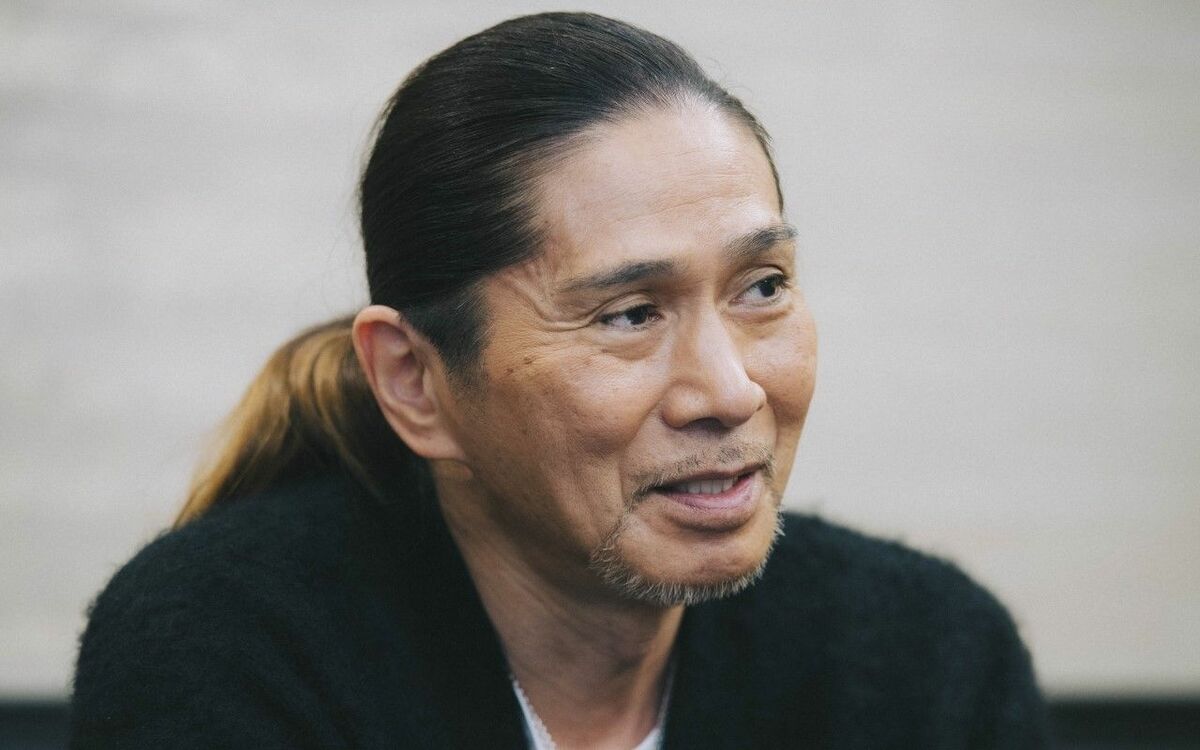 TRFのSAMが60歳に「25まで親の扶養家族でした」男兄弟は全員医者の名家からアイドルデビューした“知られざる半生” | 文春オンライン