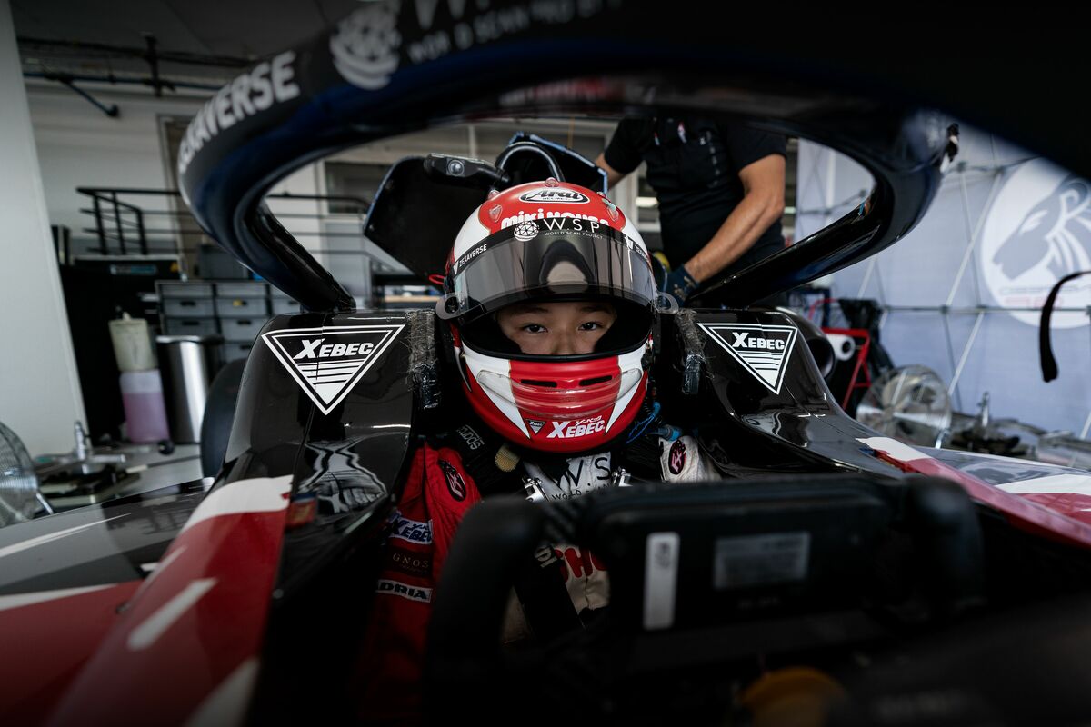[写真]「女の子だから遅くてもしょうがないよね」F3史上初となる女性チャンピオンに輝いたJuju（17）が語るモータースポーツ業界の“壁”とは | 文春オンライン
